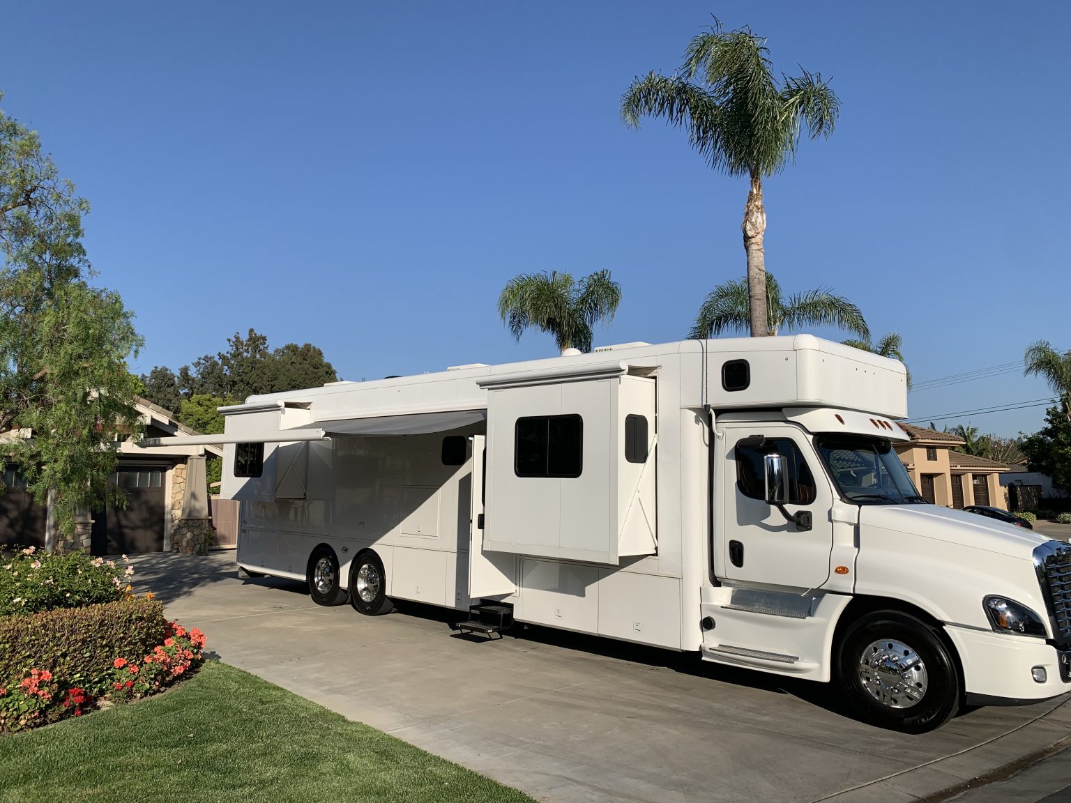 2020 ShowHauler Luxury Coach – Str8Up Toy Trader