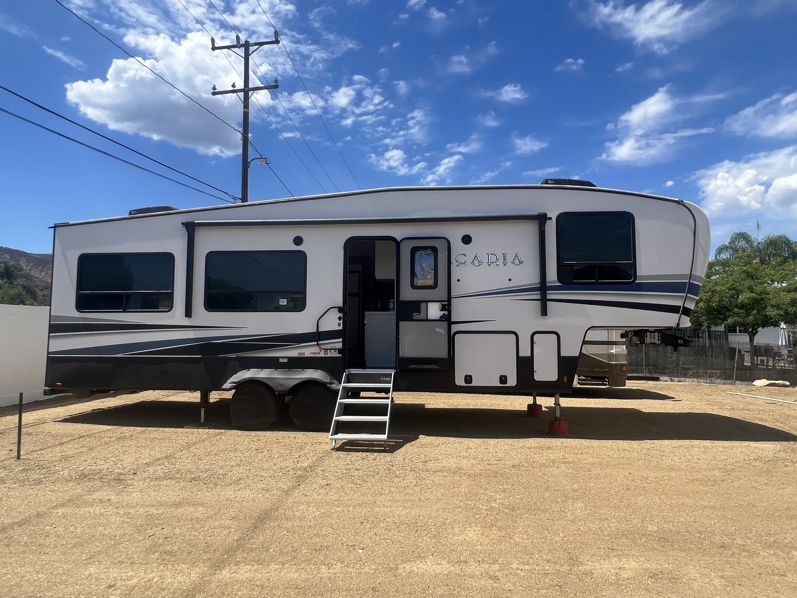 2022 Keystone Arcadia 3250RL fifth wheel 32′ – Str8Up Toy Trader