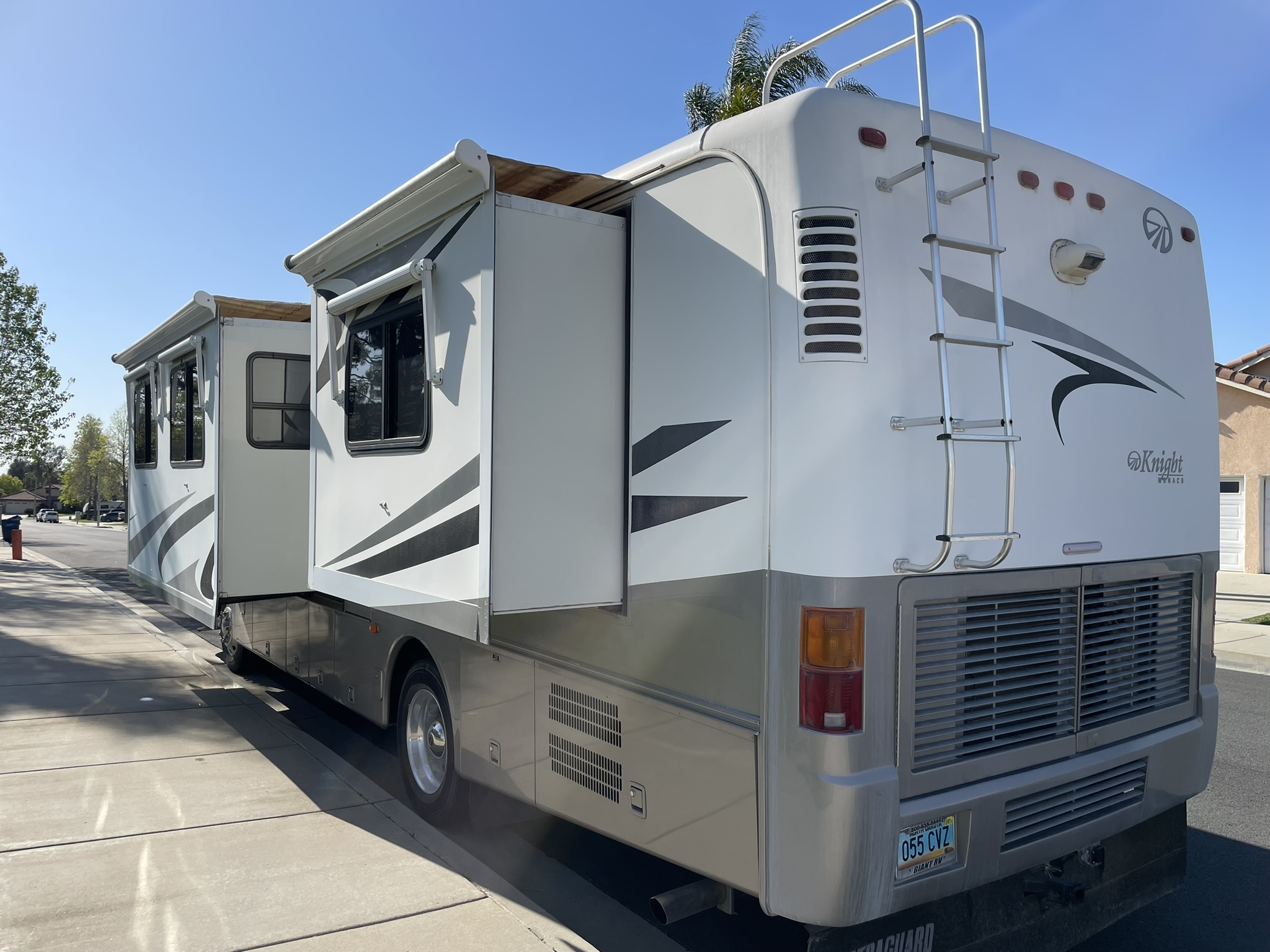 2004 Monaco Knight – Str8Up Toy Trader