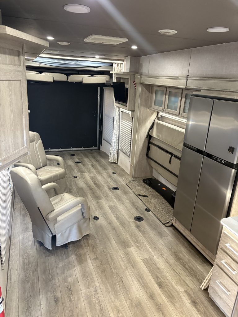 2021 Iconic 3322CK Fifth Wheel Toy Hauler – Str8Up Toy Trader