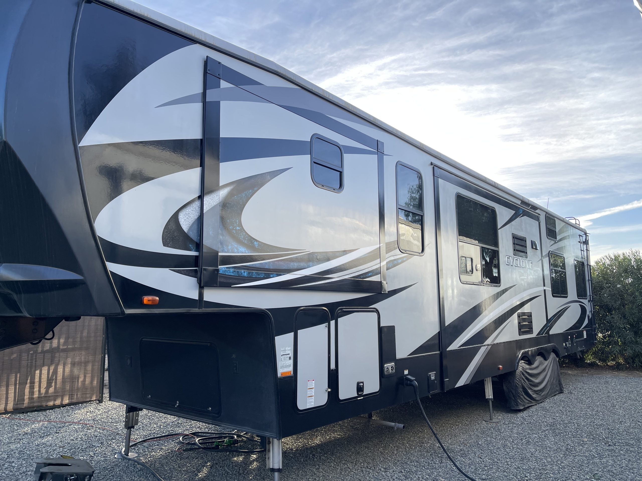 2017 Cyclone 4005 Toyhauler – Str8Up Toy Trader