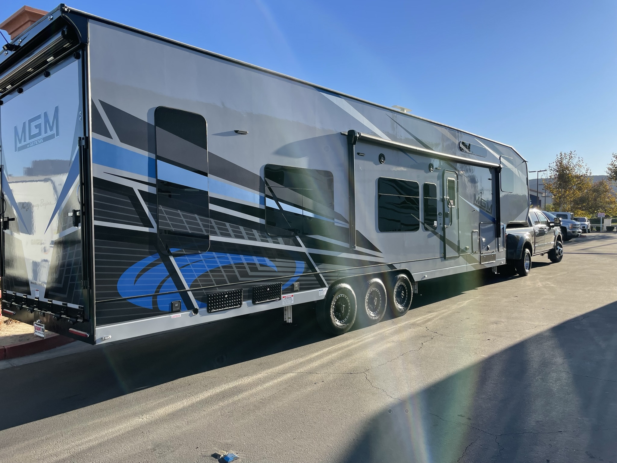 2022 Genesis Supreme MGM 405CR Fifth Wheel Toy Hauler – Str8Up Toy Trader