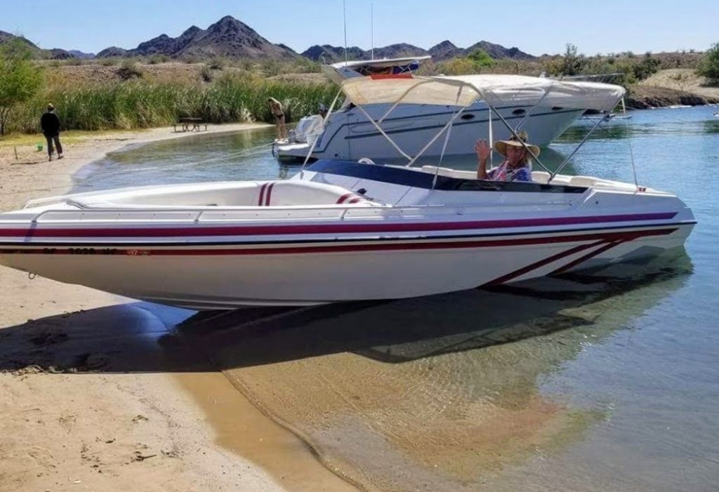 Ultra boat 23-ft Mid-Cuddy 502 Magnum big block – Str8Up Toy Trader