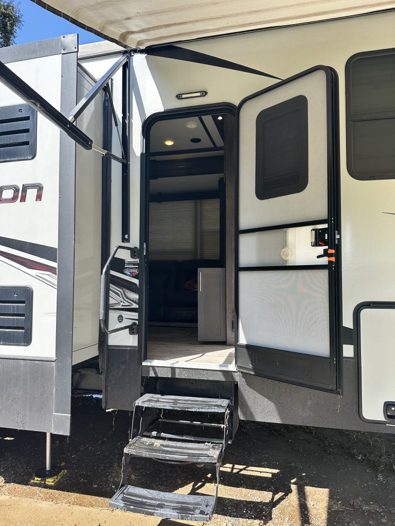 2018 Keystone Carbon 347 Toy Hauler – Str8Up Toy Trader