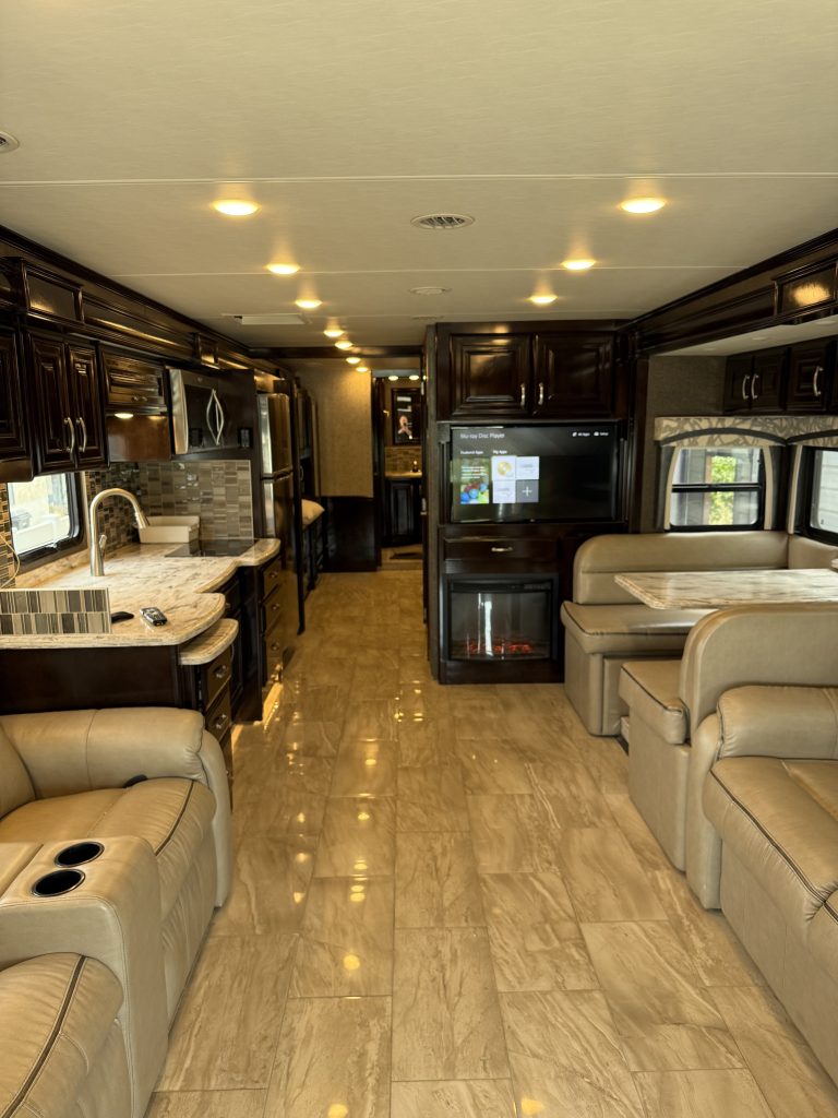 Beautiful 2018 Thor Aria 3901 – Str8Up Toy Trader