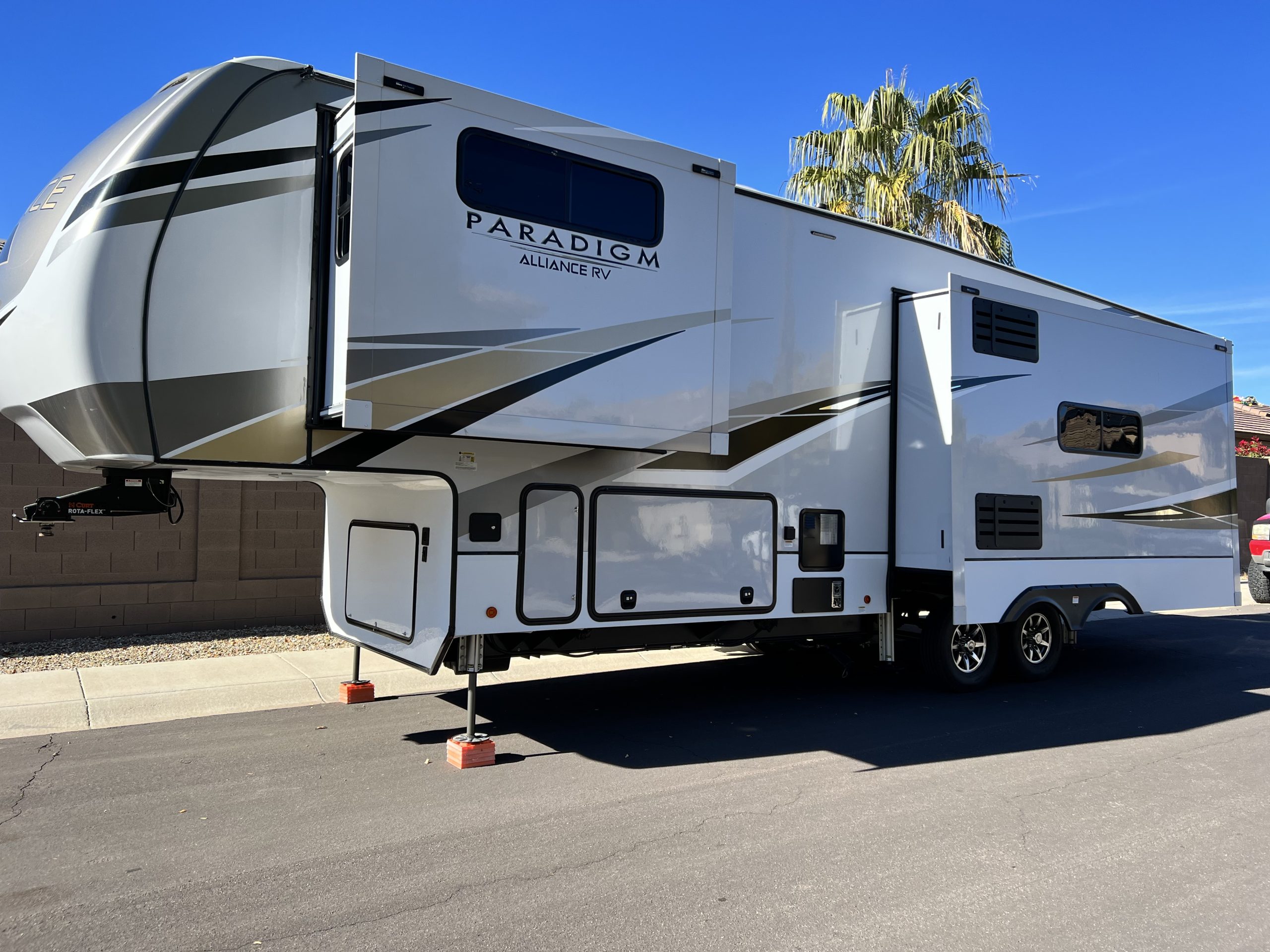 2021 Alliance Paradigm fifth wheel – Str8Up Toy Trader
