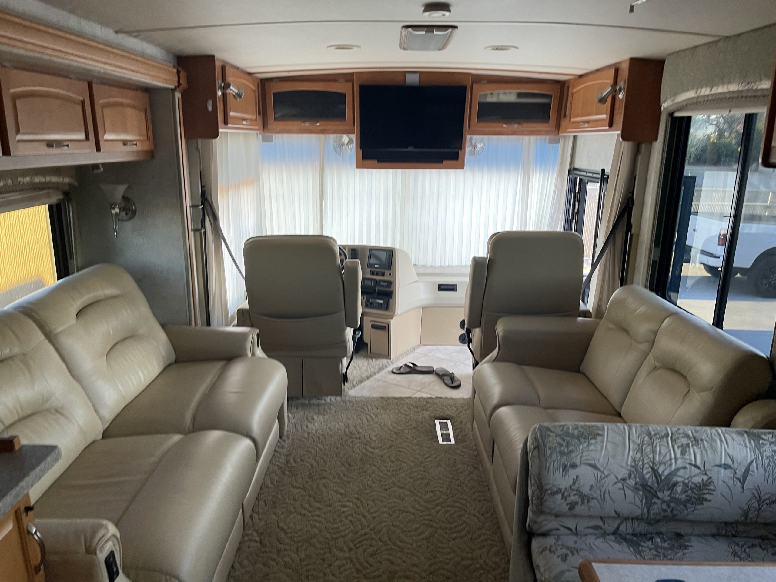 2005 Itasca Meridian 34H – Str8Up Toy Trader
