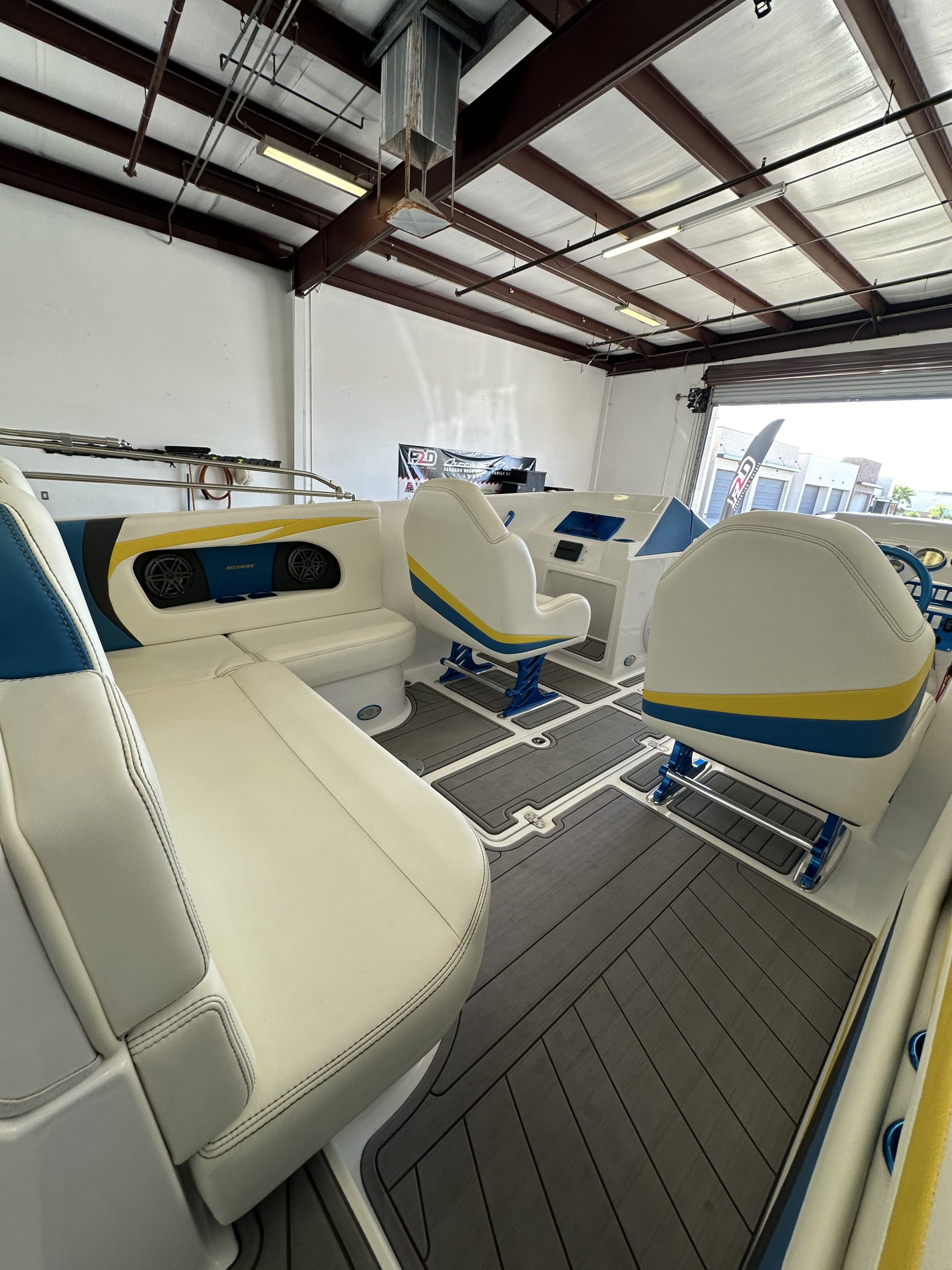 Shockwave 28 Deck Boat – Str8Up Toy Trader