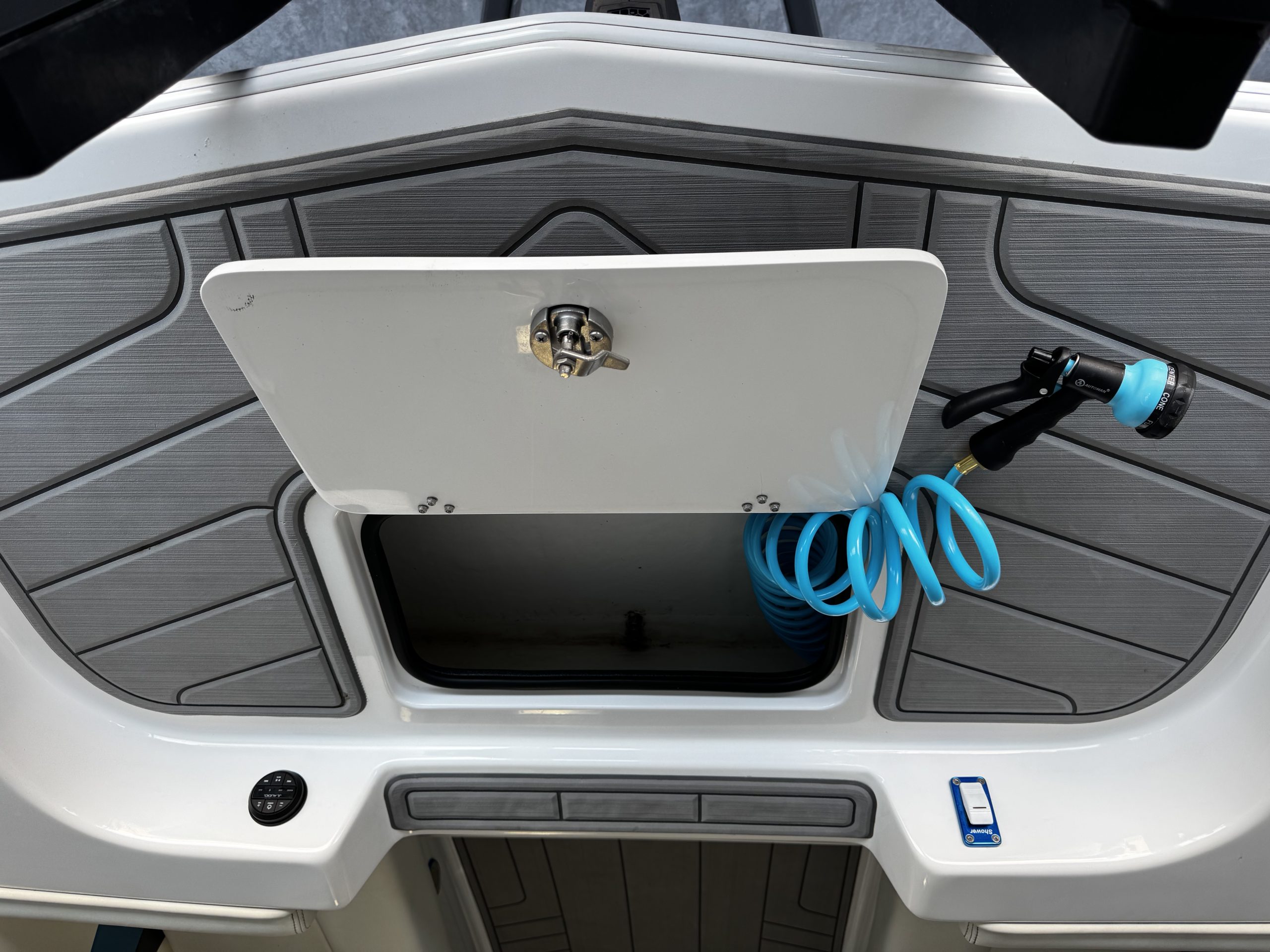 Shockwave 28 Deck Boat – Str8Up Toy Trader