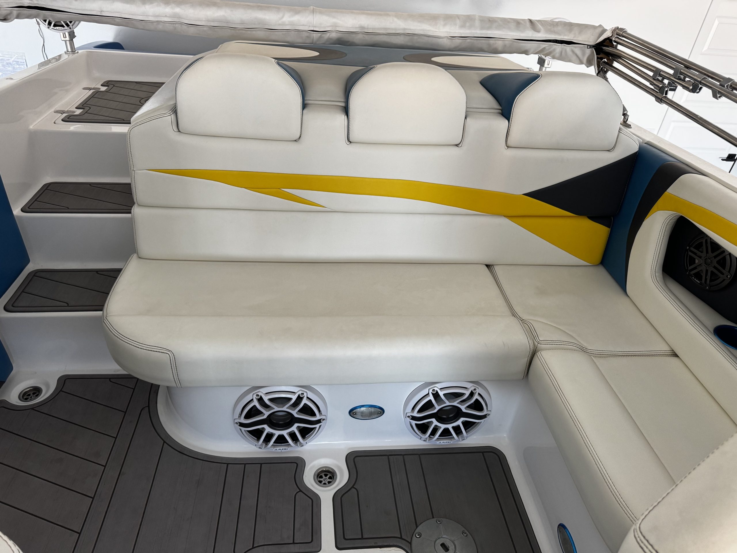 Shockwave 28 Deck Boat – Str8Up Toy Trader