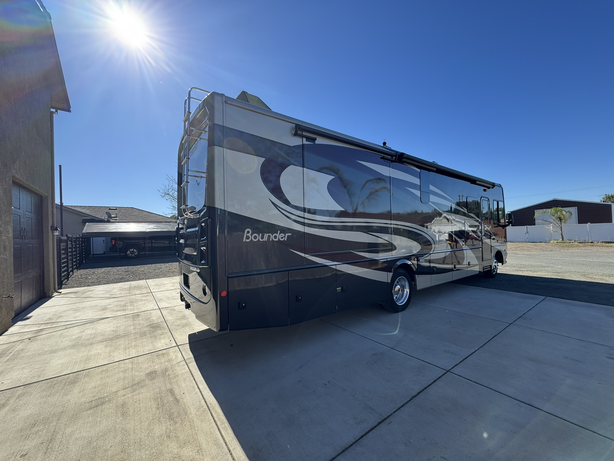 2019 Fleetwood Bounder – Str8Up Toy Trader