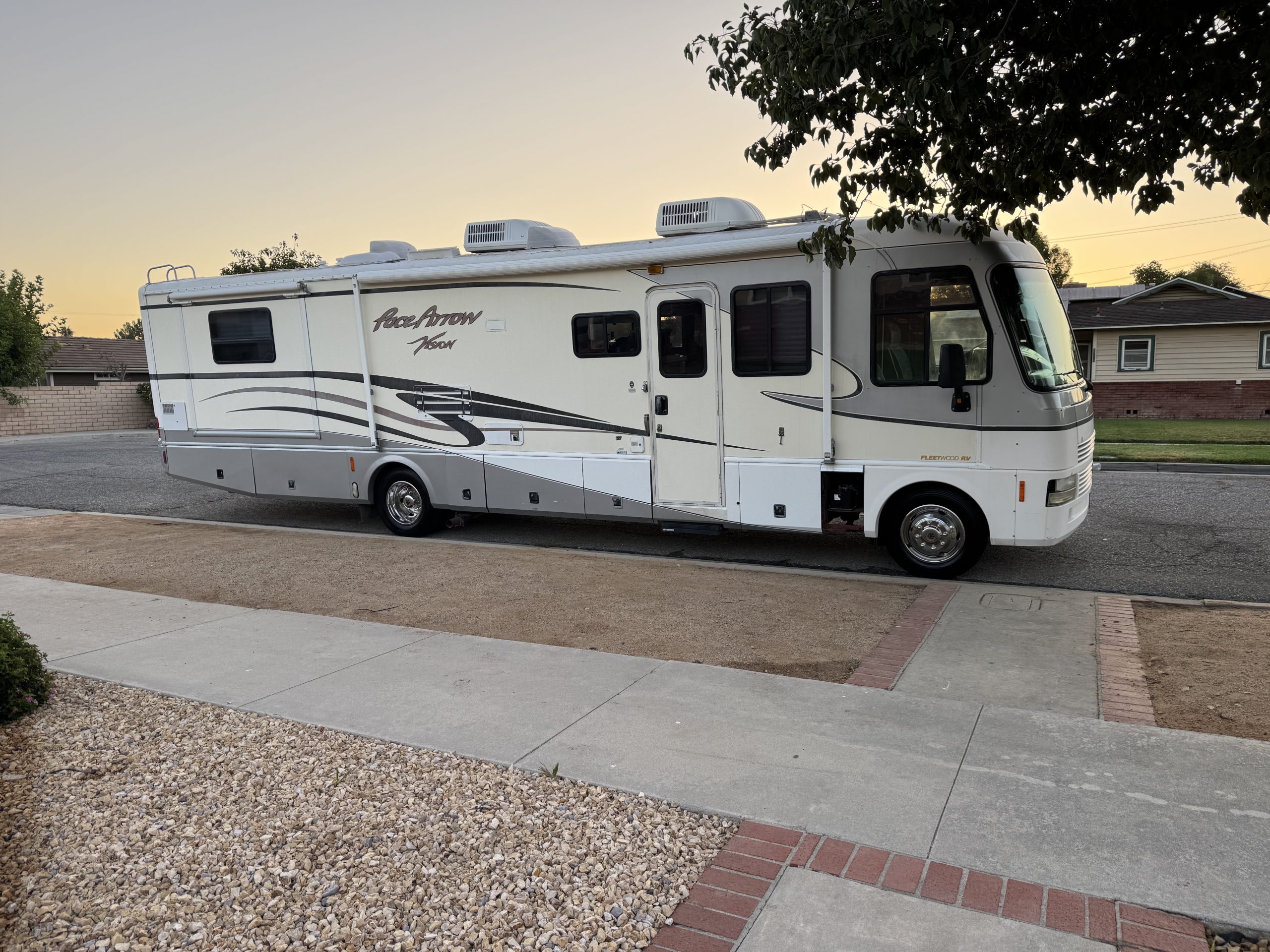 2000 Fleetwood Pace Arrow Vision – Str8Up Toy Trader