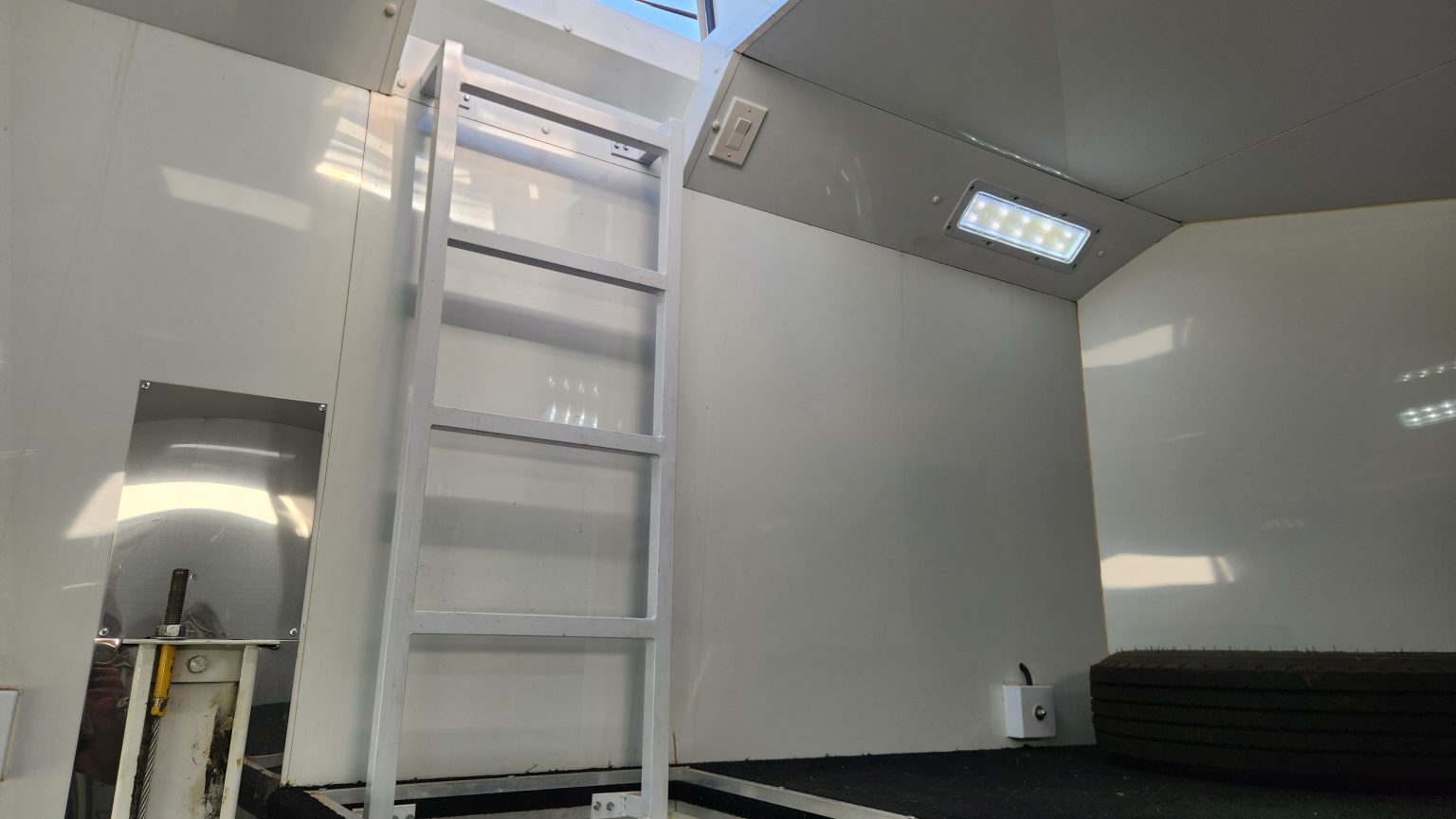 24′ V-NOSE STACKER – Str8Up Toy Trader